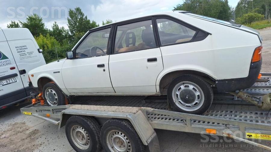 White Moskvich / AZLK 2141 1990 in Riga, with an engine capacity of 1.60 L and mileage of 100 thousand km for 1000 €, photo 1 on AUTOMOTO.COM.LV