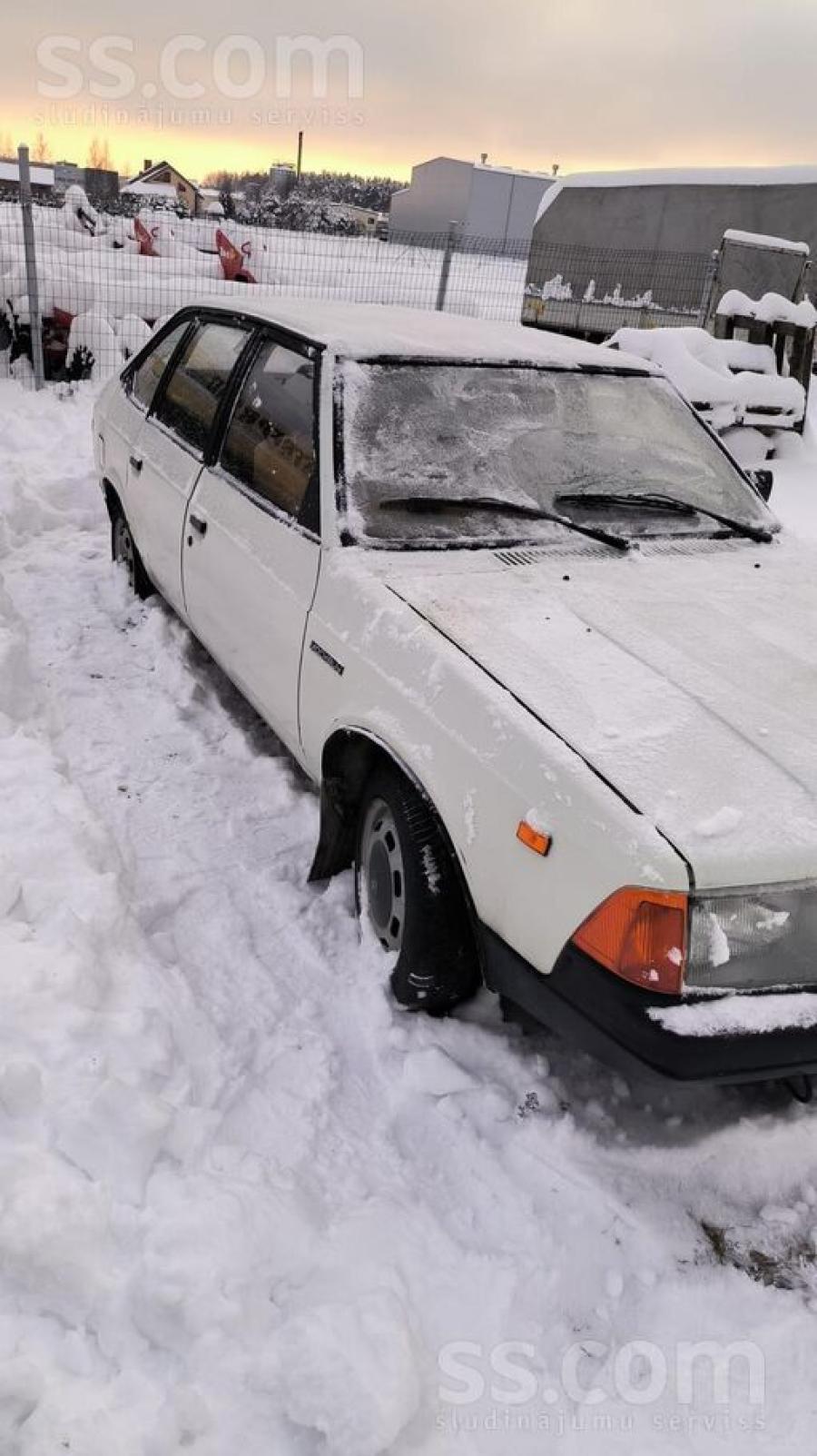 White Moskvich / AZLK 2141 1990 in Riga, with an engine capacity of 1.60 L and mileage of 100 thousand km for 1000 €, photo 5 on AUTOMOTO.COM.LV