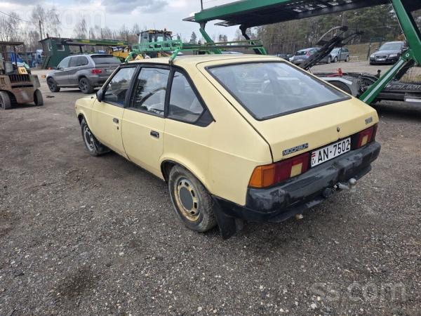 Yellow Moskvich / AZLK 2141 1990 in Riga, with an engine capacity of 1.50 L and mileage of 12 thousand km for 1000 €, photo 4 on AUTOMOTO.COM.LV
