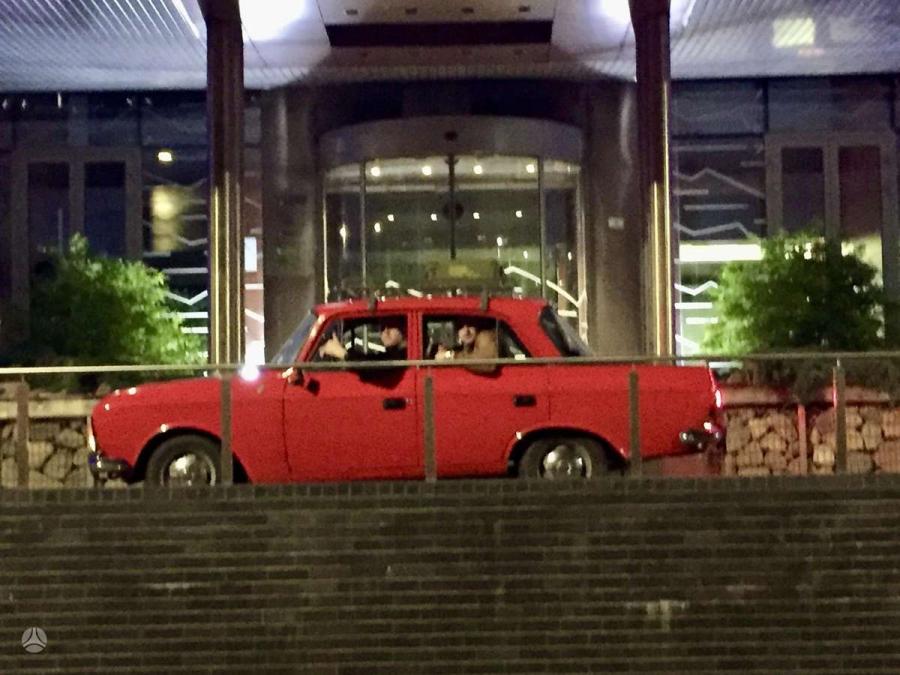 Sarkans Moskvych / AZLK 412 1983 Viļņa, ar dzinēja tilpumu 1.50 L un nobraukumu 100 tūkst. km par 1500 €, foto 9 vietnē AUTOMOTO.COM.LV