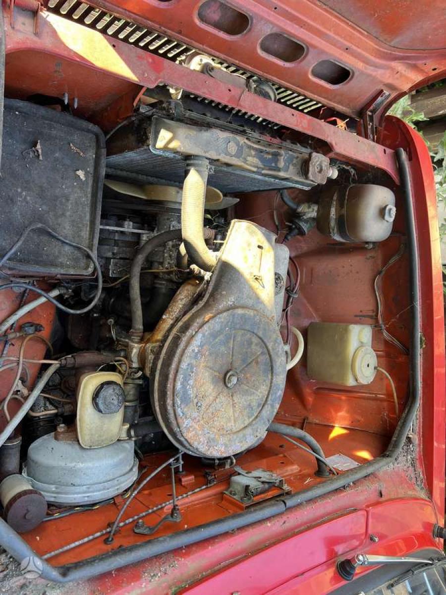 Sarkans Moskvych / AZLK 412 1983 Viļņa, ar dzinēja tilpumu 1.50 L un nobraukumu 100 tūkst. km par 1500 €, foto 10 vietnē AUTOMOTO.COM.LV