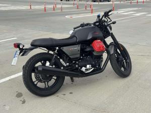 Melns Moto Guzzi V7 2018 Viļņa, ar dzinēja tilpumu 0.74 L un nobraukumu 3 tūkst. km par 6300 €, foto  vietnē AUTOMOTO.COM.LV
