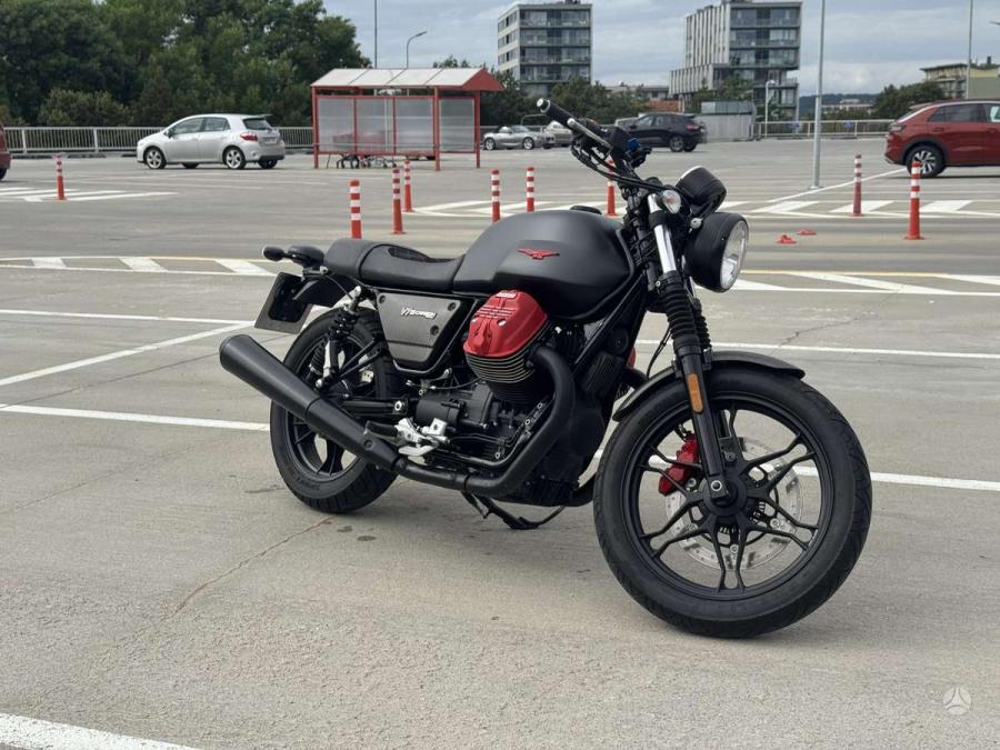 Melns Moto Guzzi V7 2018 Viļņa, ar dzinēja tilpumu 0.74 L un nobraukumu 3 tūkst. km par 6300 €, foto 3 vietnē AUTOMOTO.COM.LV