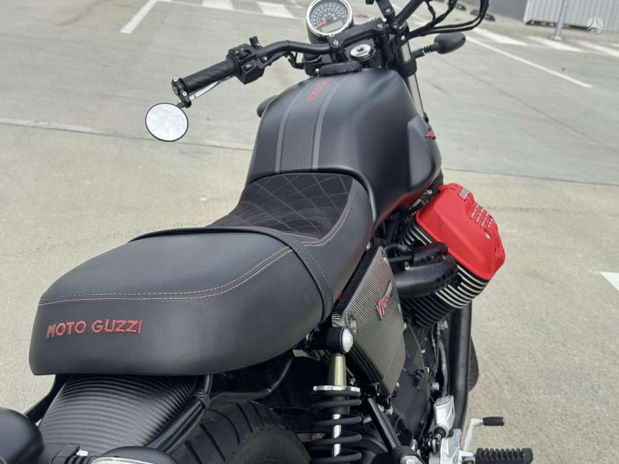 Melns Moto Guzzi V7 2018 Viļņa, ar dzinēja tilpumu 0.74 L un nobraukumu 3 tūkst. km par 6300 €, foto 8 vietnē AUTOMOTO.COM.LV