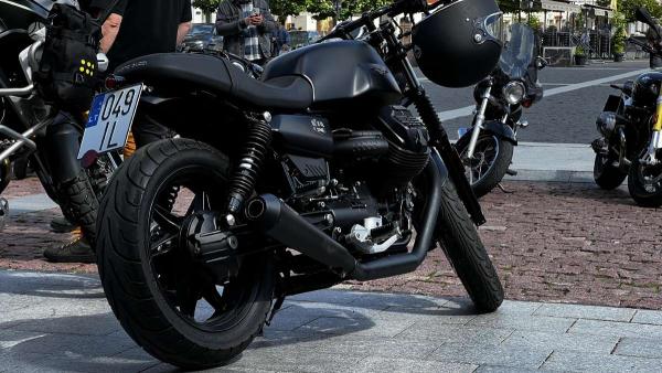 Black Moto Guzzi V7 2022 in Vilnius, with an engine capacity of 0.85 L and mileage of 1000 thousand km for 6500 €, photo 1 on AUTOMOTO.COM.LV