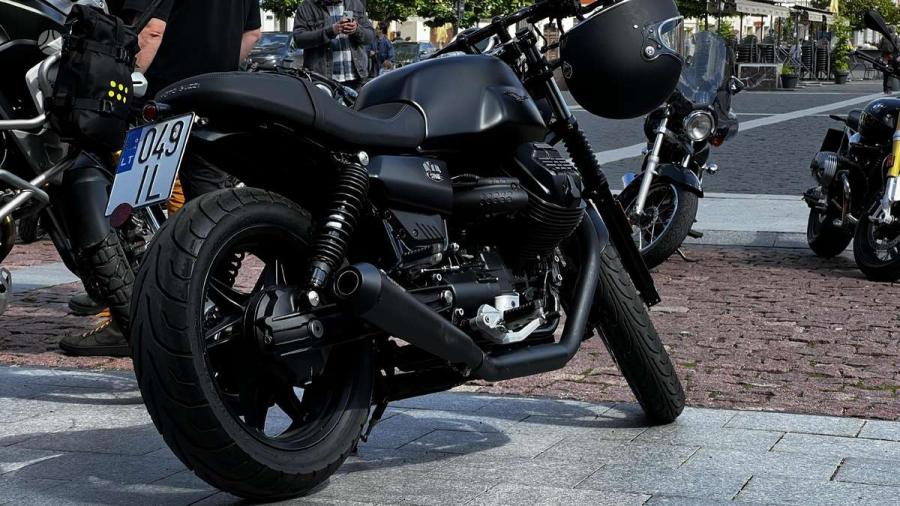Black Moto Guzzi V7 2022 in Vilnius, with an engine capacity of 0.85 L and mileage of 1000 thousand km for 6500 €, photo 1 on AUTOMOTO.COM.LV