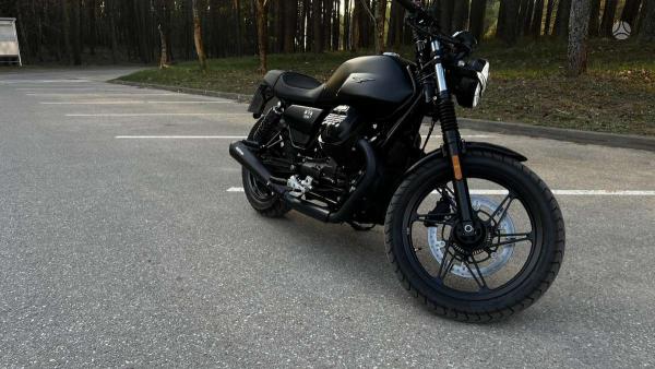 Black Moto Guzzi V7 2022 in Vilnius, with an engine capacity of 0.85 L and mileage of 1000 thousand km for 6500 €, photo 3 on AUTOMOTO.COM.LV