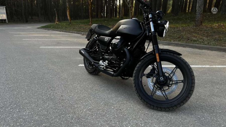Black Moto Guzzi V7 2022 in Vilnius, with an engine capacity of 0.85 L and mileage of 1000 thousand km for 6500 €, photo 3 on AUTOMOTO.COM.LV