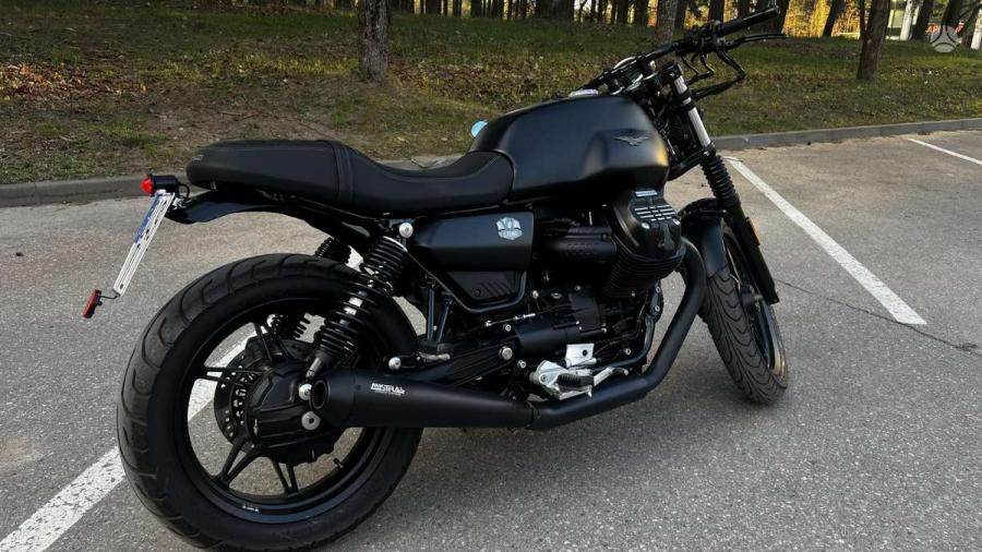 Black Moto Guzzi V7 2022 in Vilnius, with an engine capacity of 0.85 L and mileage of 1000 thousand km for 6500 €, photo 5 on AUTOMOTO.COM.LV