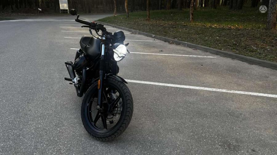 Black Moto Guzzi V7 2022 in Vilnius, with an engine capacity of 0.85 L and mileage of 1000 thousand km for 6500 €, photo 6 on AUTOMOTO.COM.LV