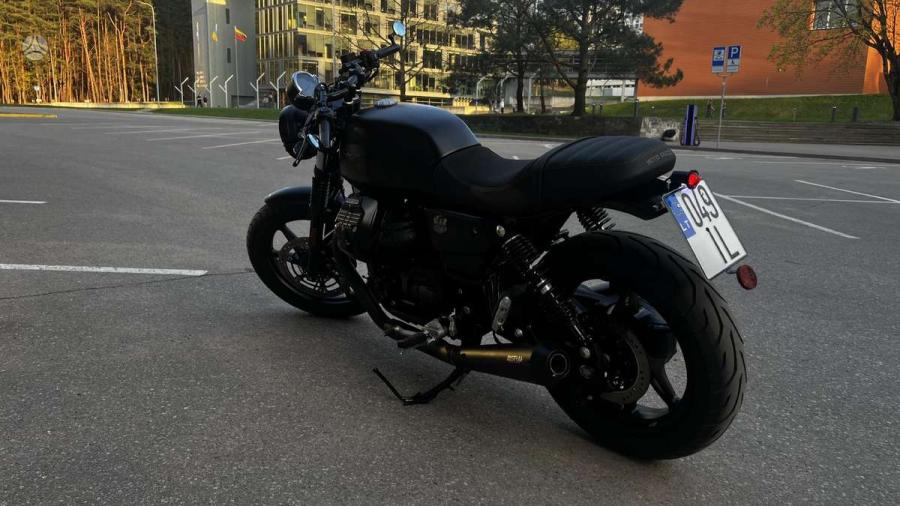 Black Moto Guzzi V7 2022 in Vilnius, with an engine capacity of 0.85 L and mileage of 1000 thousand km for 6500 €, photo 9 on AUTOMOTO.COM.LV