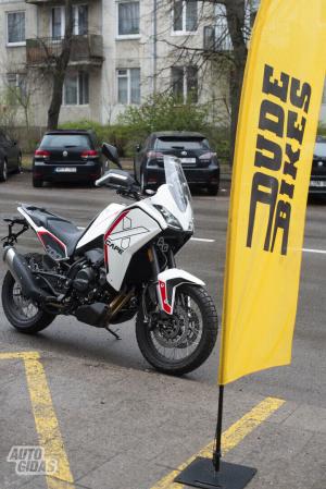 White Moto Morini X-Cape 2026 in Vilnius, with an engine capacity of 0.70 L and mileage of 0 thousand km for 7590 €, photo 3 on AUTOMOTO.COM.LV