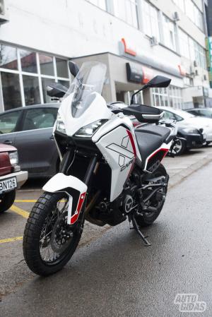 White Moto Morini X-Cape 2026 in Vilnius, with an engine capacity of 0.70 L and mileage of 0 thousand km for 7590 €, photo 5 on AUTOMOTO.COM.LV