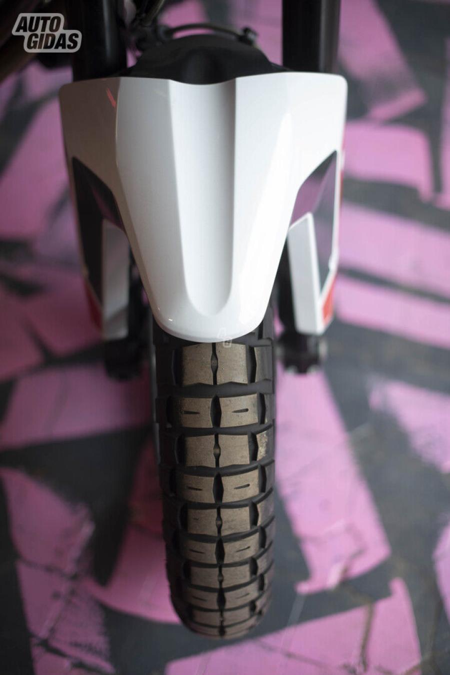 White Moto Morini X-Cape 2026 in Vilnius, with an engine capacity of 0.70 L and mileage of 0 thousand km for 7590 €, photo 8 on AUTOMOTO.COM.LV