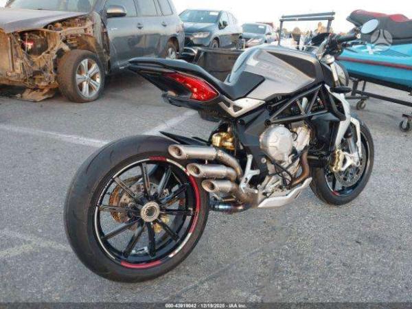 Black MV Agusta Brutale 2015 in Klaipeda, with an engine capacity of 0.80 L and mileage of 23 thousand km for 4275 €, photo 4 on AUTOMOTO.COM.LV
