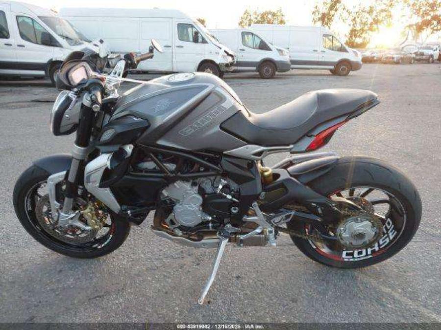 Black MV Agusta Brutale 2015 in Klaipeda, with an engine capacity of 0.80 L and mileage of 23 thousand km for 4275 €, photo 13 on AUTOMOTO.COM.LV