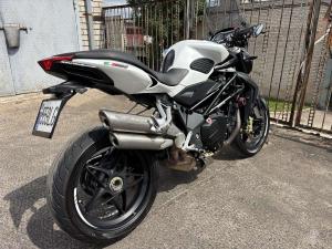 White MV Agusta Brutale 2011 in Kaunas, with an engine capacity of 0.92 L and mileage of 30 thousand km for 4300 €, photo 7 on AUTOMOTO.COM.LV
