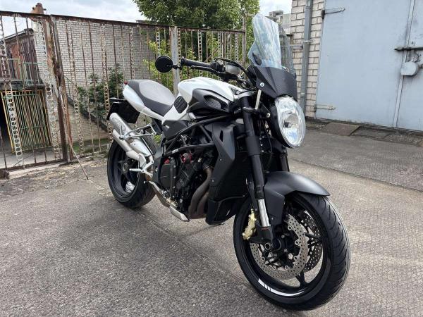 White MV Agusta Brutale 2011 in Kaunas, with an engine capacity of 0.92 L and mileage of 30 thousand km for 4300 €, photo 1 on AUTOMOTO.COM.LV