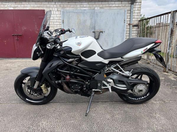 White MV Agusta Brutale 2011 in Kaunas, with an engine capacity of 0.92 L and mileage of 30 thousand km for 4300 €, photo 4 on AUTOMOTO.COM.LV