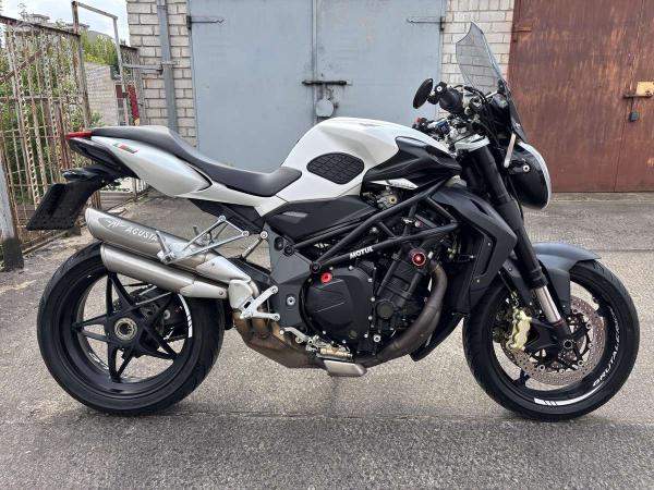 White MV Agusta Brutale 2011 in Kaunas, with an engine capacity of 0.92 L and mileage of 30 thousand km for 4300 €, photo 5 on AUTOMOTO.COM.LV