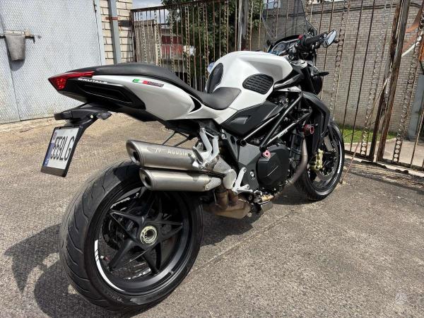 White MV Agusta Brutale 2011 in Kaunas, with an engine capacity of 0.92 L and mileage of 30 thousand km for 4300 €, photo 6 on AUTOMOTO.COM.LV