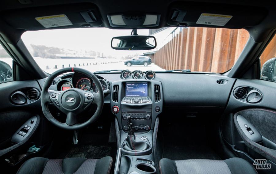 Grey Nissan 370-z 2014 in Klaipeda, with an engine capacity of 3.70 L and mileage of 39 thousand km for 25000 €, photo 4 on AUTOMOTO.COM.LV