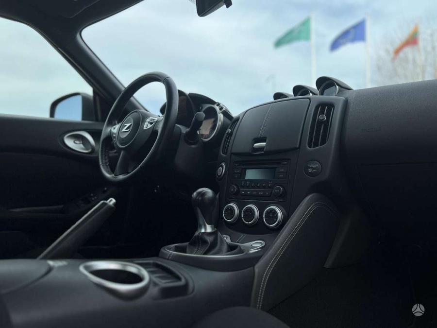 Red Nissan 370-z 2016 in Vilnius, with an engine capacity of 3.70 L and mileage of 25 thousand km for 18490 €, photo 15 on AUTOMOTO.COM.LV