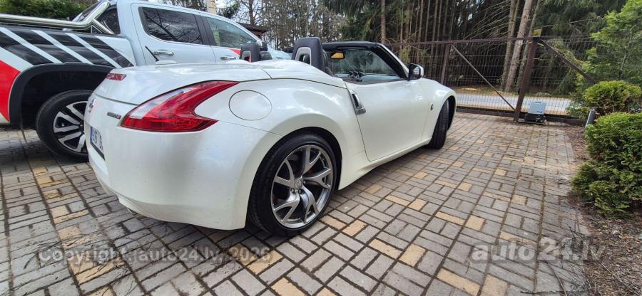 White Nissan 370-z 2013 in Tallinn, with an engine capacity of 3.70 L and mileage of 32 thousand km for 24900 €, photo 3 on AUTOMOTO.COM.LV