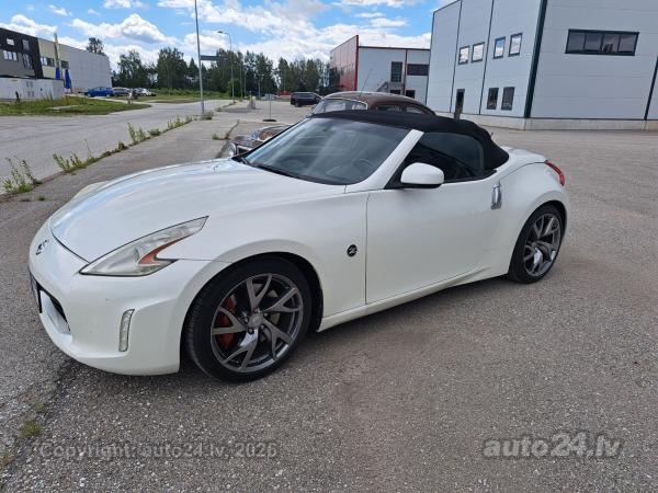 White Nissan 370-z 2013 in Tallinn, with an engine capacity of 3.70 L and mileage of 32 thousand km for 24900 €, photo 5 on AUTOMOTO.COM.LV