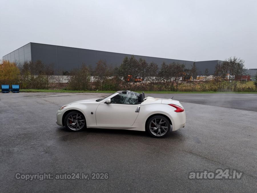 White Nissan 370-z 2013 in Tallinn, with an engine capacity of 3.70 L and mileage of 32 thousand km for 24900 €, photo 9 on AUTOMOTO.COM.LV