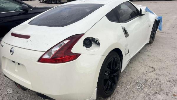 White Nissan 370-z 2018 in Vilnius, with an engine capacity of 3.70 L and mileage of 144 thousand km for 7700 €, photo 5 on AUTOMOTO.COM.LV