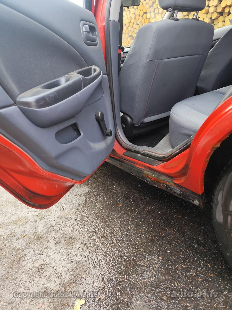 Sarkans Nissan Almera 2006 Pērnava, ar dzinēja tilpumu 1.50 L un nobraukumu 331 tūkst. km par 800 €, foto 7 vietnē AUTOMOTO.COM.LV