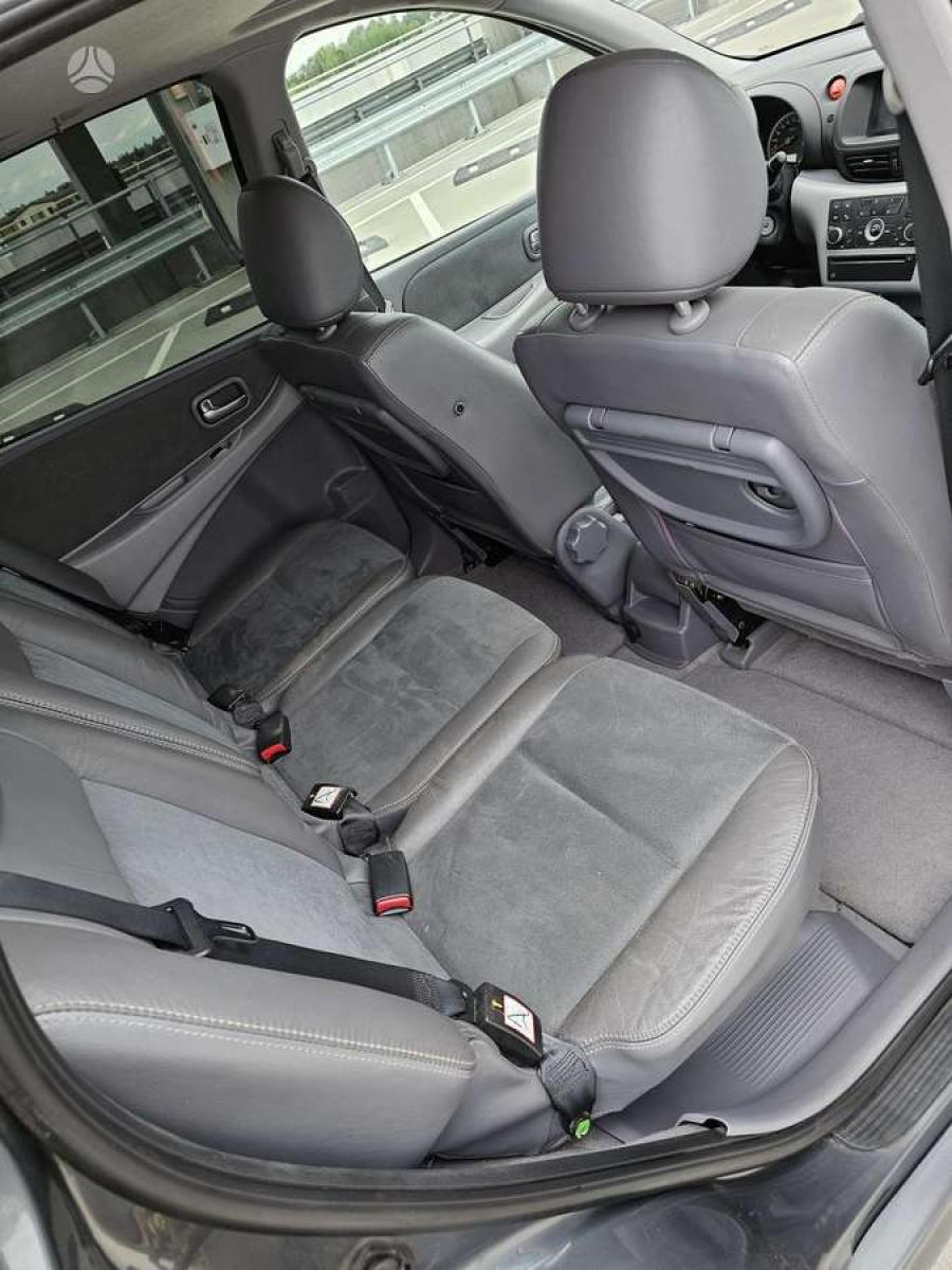 Pelēks Nissan Almera Tino 2004 Viļņa, ar dzinēja tilpumu 1.80 L un nobraukumu 106 tūkst. km par 850 €, foto 9 vietnē AUTOMOTO.COM.LV