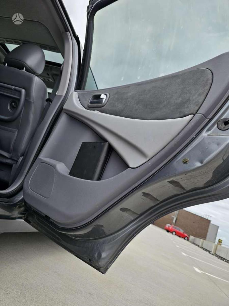 Pelēks Nissan Almera Tino 2004 Viļņa, ar dzinēja tilpumu 1.80 L un nobraukumu 106 tūkst. km par 850 €, foto 15 vietnē AUTOMOTO.COM.LV