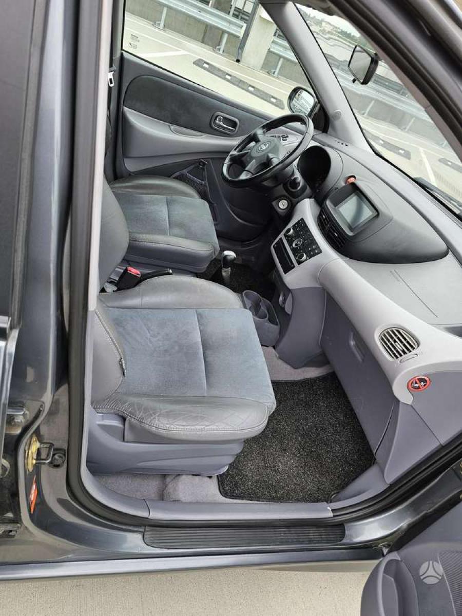 Pelēks Nissan Almera Tino 2004 Viļņa, ar dzinēja tilpumu 1.80 L un nobraukumu 106 tūkst. km par 850 €, foto 16 vietnē AUTOMOTO.COM.LV