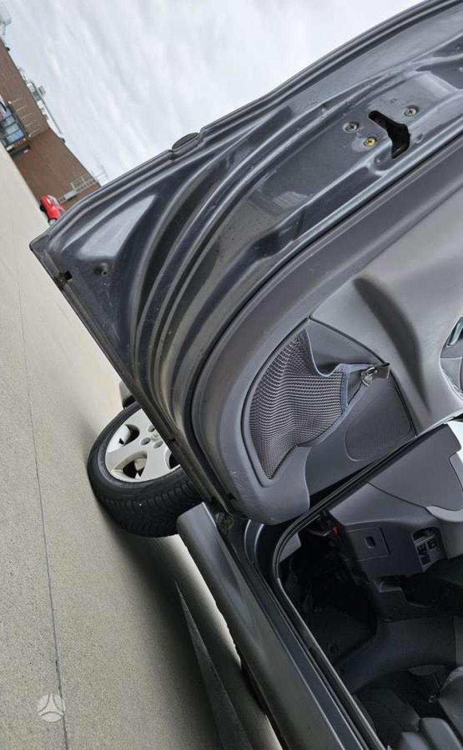 Pelēks Nissan Almera Tino 2004 Viļņa, ar dzinēja tilpumu 1.80 L un nobraukumu 106 tūkst. km par 850 €, foto 21 vietnē AUTOMOTO.COM.LV