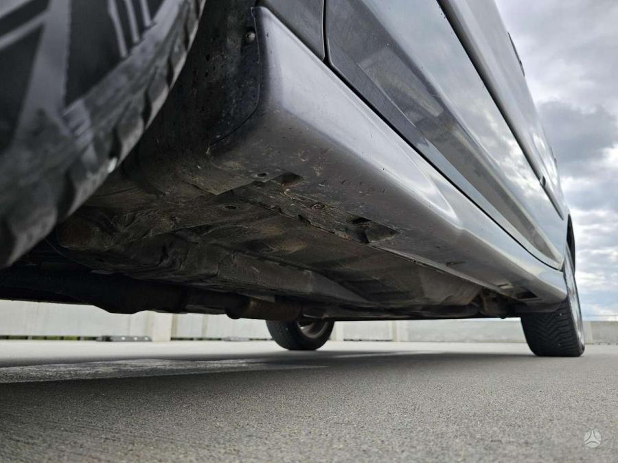 Pelēks Nissan Almera Tino 2004 Viļņa, ar dzinēja tilpumu 1.80 L un nobraukumu 106 tūkst. km par 850 €, foto 22 vietnē AUTOMOTO.COM.LV