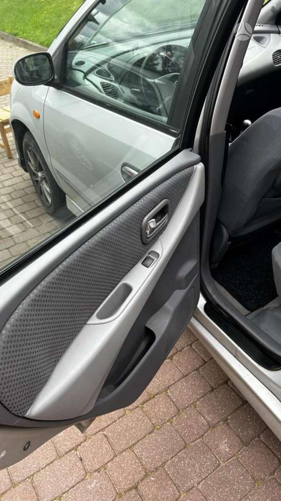 Grey Nissan Almera Tino 2004 in Vilnius, with an engine capacity of 1.77 L and mileage of 212 thousand km for 1000 €, photo 8 on AUTOMOTO.COM.LV