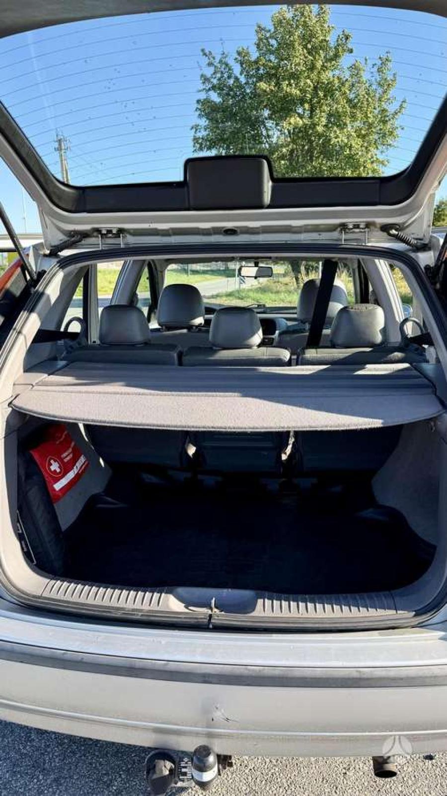 Pelēks Nissan Almera Tino 2003 Klaipėda, ar dzinēja tilpumu 2.18 L un nobraukumu 278 tūkst. km par 1500 €, foto 18 vietnē AUTOMOTO.COM.LV