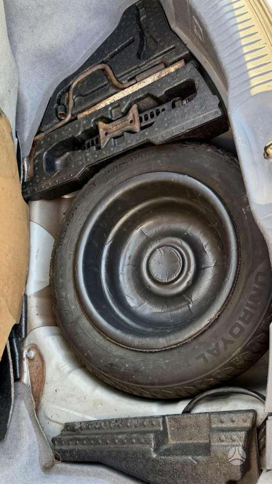 Pelēks Nissan Almera Tino 2003 Klaipėda, ar dzinēja tilpumu 2.18 L un nobraukumu 278 tūkst. km par 1500 €, foto 20 vietnē AUTOMOTO.COM.LV