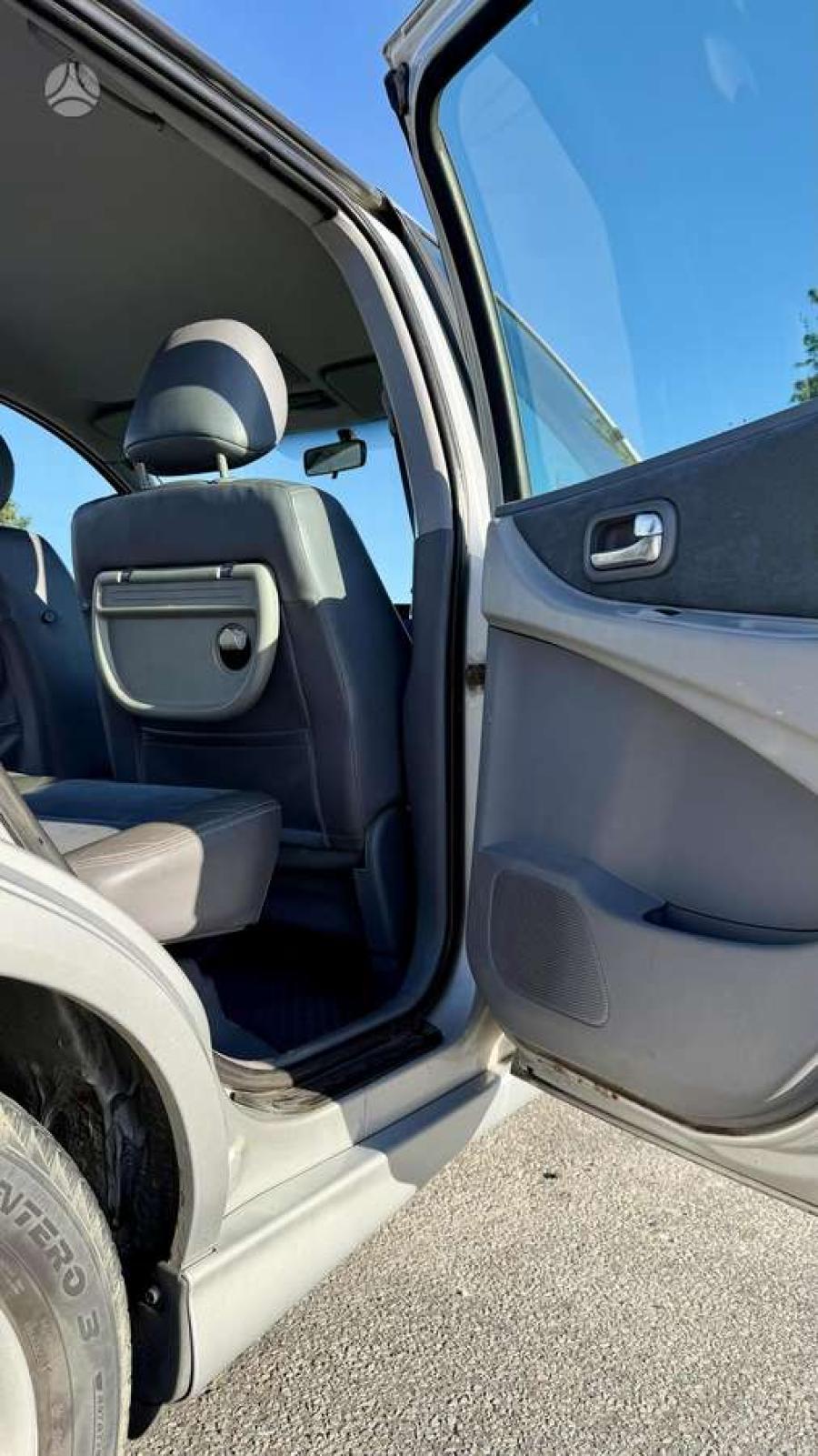 Pelēks Nissan Almera Tino 2003 Klaipėda, ar dzinēja tilpumu 2.18 L un nobraukumu 278 tūkst. km par 1500 €, foto 24 vietnē AUTOMOTO.COM.LV