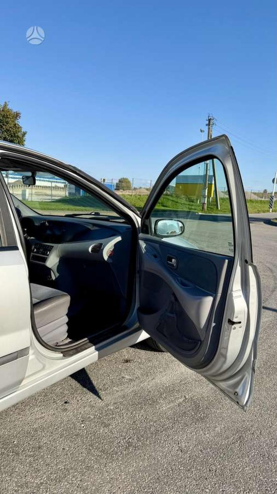 Pelēks Nissan Almera Tino 2003 Klaipėda, ar dzinēja tilpumu 2.18 L un nobraukumu 278 tūkst. km par 1500 €, foto 28 vietnē AUTOMOTO.COM.LV