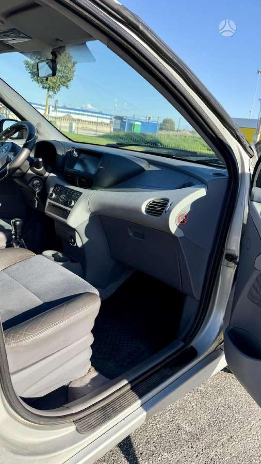 Pelēks Nissan Almera Tino 2003 Klaipėda, ar dzinēja tilpumu 2.18 L un nobraukumu 278 tūkst. km par 1500 €, foto 29 vietnē AUTOMOTO.COM.LV