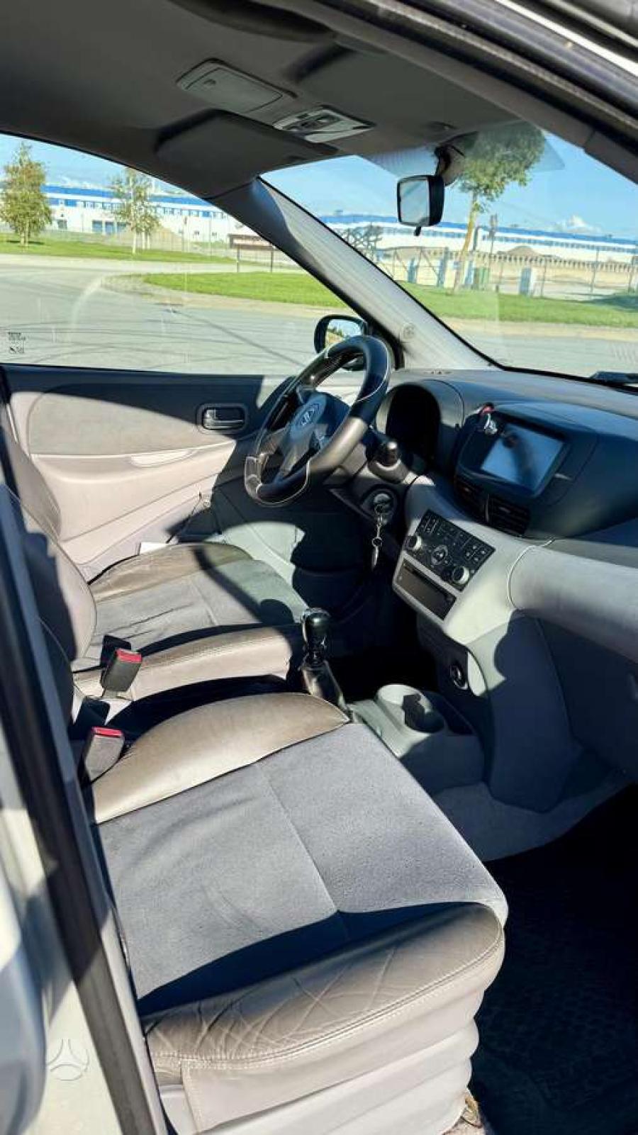 Pelēks Nissan Almera Tino 2003 Klaipėda, ar dzinēja tilpumu 2.18 L un nobraukumu 278 tūkst. km par 1500 €, foto 30 vietnē AUTOMOTO.COM.LV