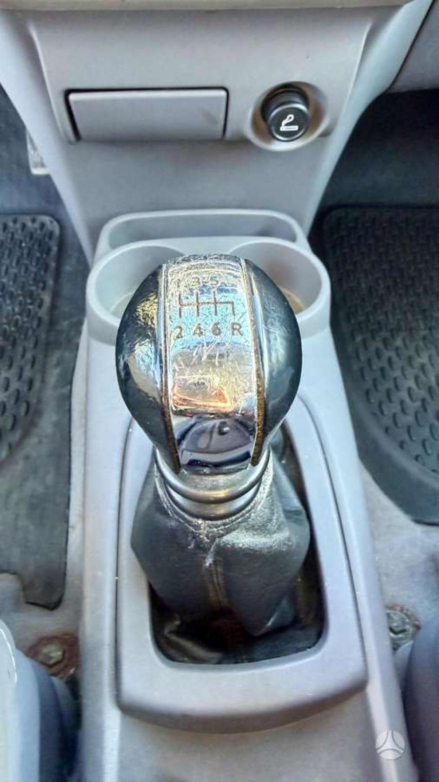 Pelēks Nissan Almera Tino 2003 Klaipėda, ar dzinēja tilpumu 2.18 L un nobraukumu 278 tūkst. km par 1500 €, foto 39 vietnē AUTOMOTO.COM.LV