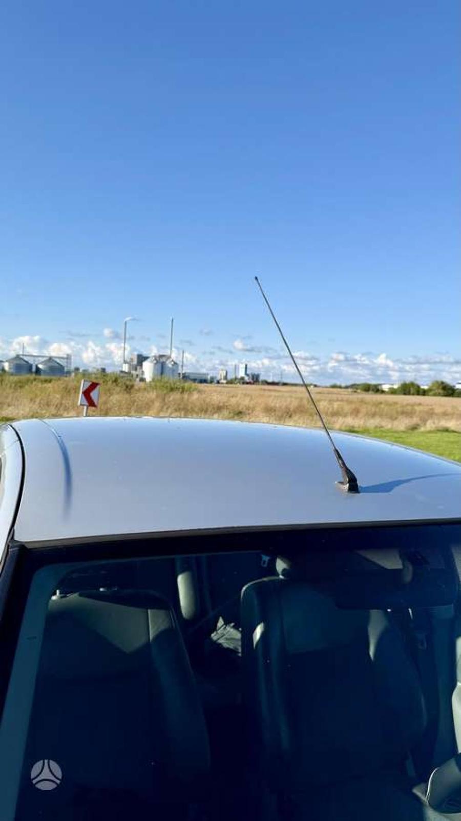 Pelēks Nissan Almera Tino 2003 Klaipėda, ar dzinēja tilpumu 2.18 L un nobraukumu 278 tūkst. km par 1500 €, foto 40 vietnē AUTOMOTO.COM.LV