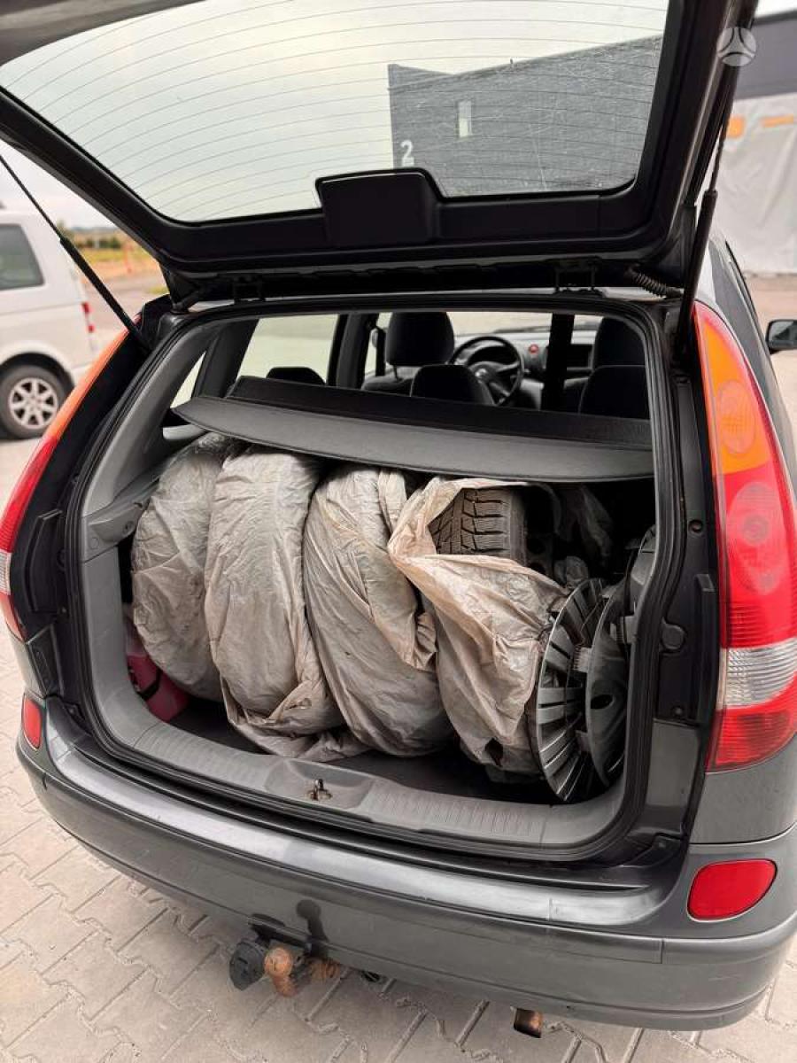 Pelēks Nissan Almera Tino 2005 Klaipėda, ar dzinēja tilpumu 1.77 L un nobraukumu 289 tūkst. km par 1500 €, foto 9 vietnē AUTOMOTO.COM.LV