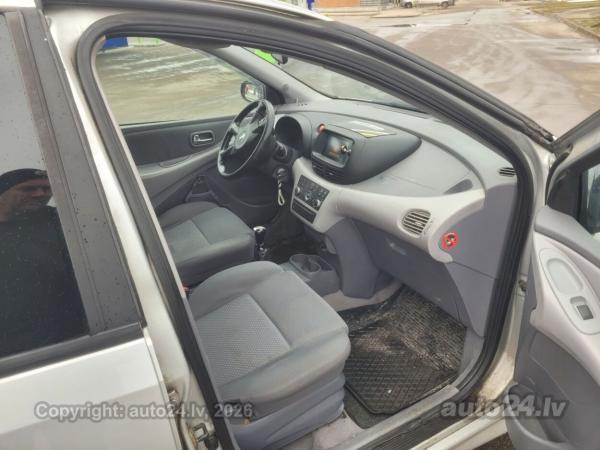 Pelēks Nissan Almera Tino 2004 Narva, ar dzinēja tilpumu 2.20 L un nobraukumu 359 tūkst. km par 800 €, foto 6 vietnē AUTOMOTO.COM.LV