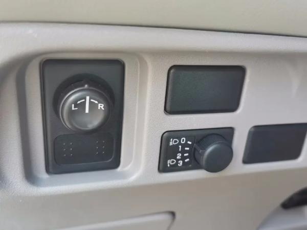 Nissan Almera Tino 2003 in Riga, with an engine capacity of 2.20 L and mileage of 290 thousand km for 590 €, photo 7 on AUTOMOTO.COM.LV