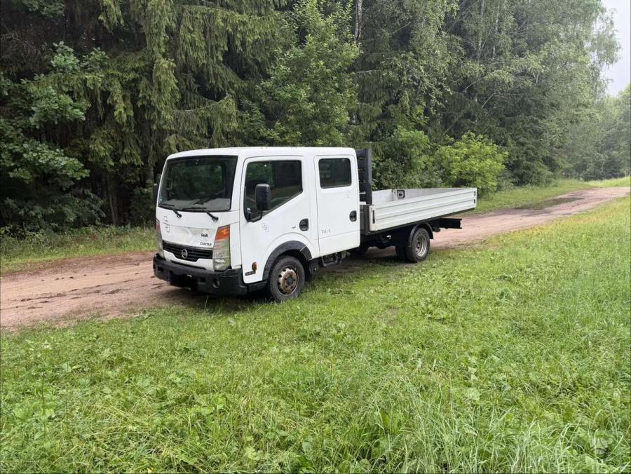 White Nissan Cabstar 2010 in Vilnius, with an engine capacity of 2.50 L and mileage of 274 thousand km for 4650 €, photo 1 on AUTOMOTO.COM.LV